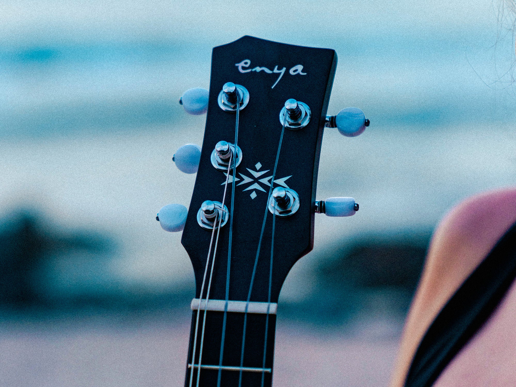 ENYA TAIMANE SIGNATURE MOON TENOR UKULELE BLACK